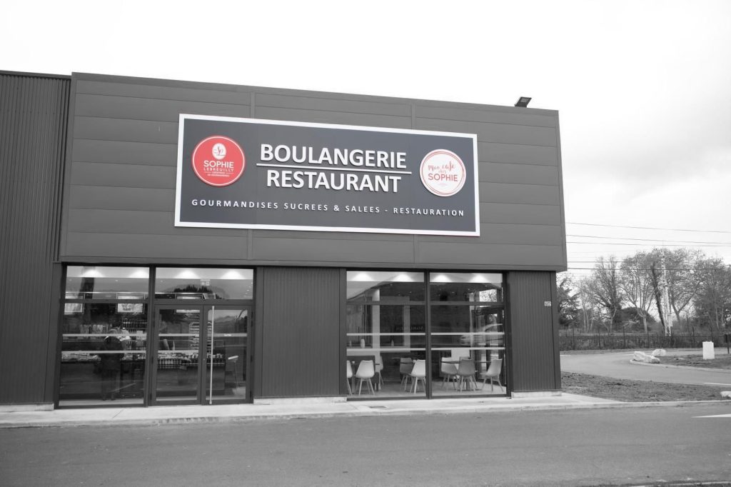 Les enseignes publicitaires sont des éléments essentiels de la ...