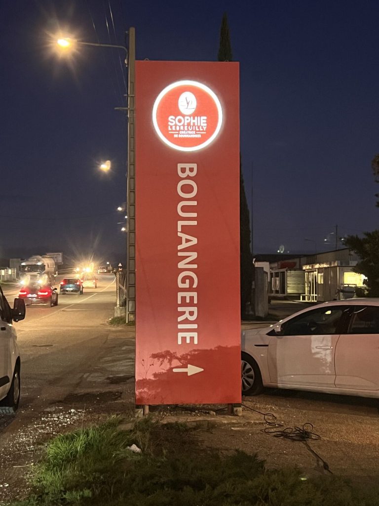 Totems de Signalisation : Sculpteurs de l'Environnement Urbain